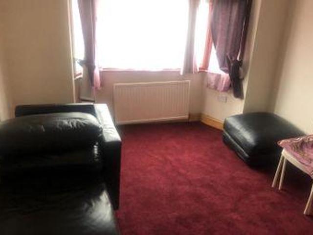 3 Bedrooms Flat for rent in Manor Road, London CR4