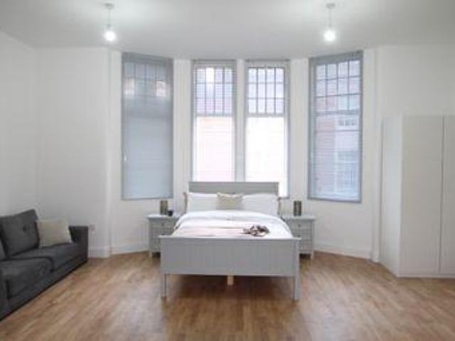 3 Bedrooms Flat for rent in Market Street, London SE18