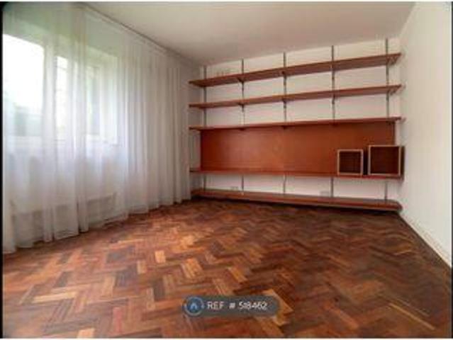 3 Bedrooms Flat for rent in Marshall Court, London SW4