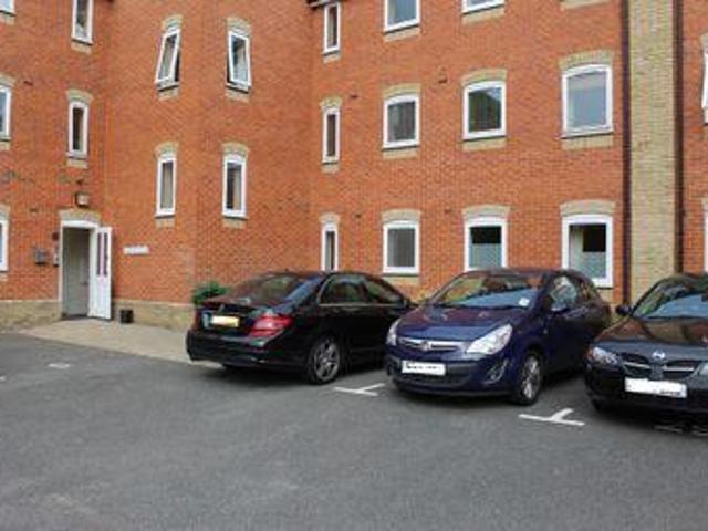 3 Bedrooms Flat for rent in Meachen Road, Colchester, Essex CO2