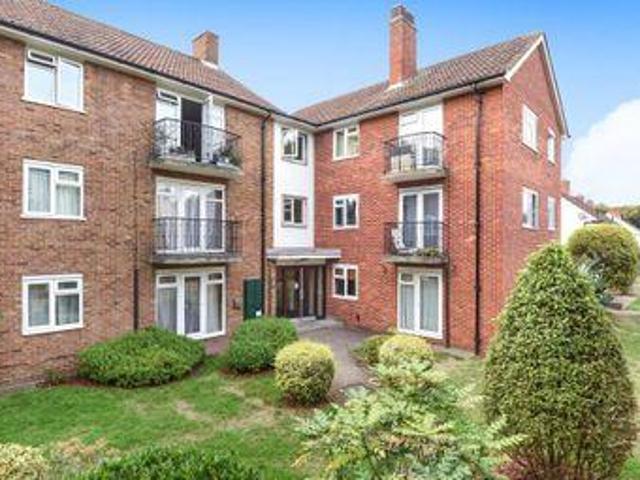 3 Bedrooms Flat for rent in Meadowbank, Surbiton KT5