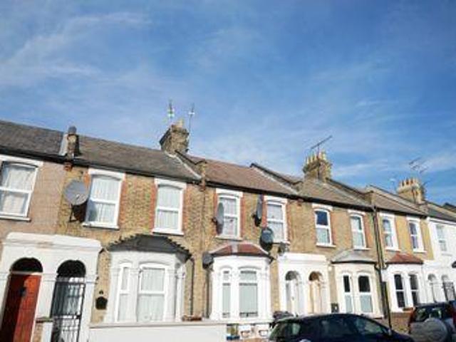 3 Bedrooms Flat for rent in Meeson Street, Hackney, London E5