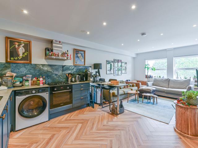 3 Bedrooms Flat for Rent in Mitcham Road | Foxtons