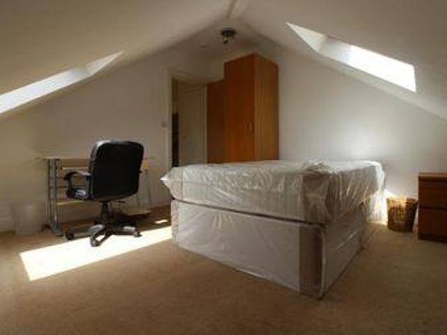 3 Bedrooms Flat for rent in Mundy Place, Cathays, Cardiff CF24
