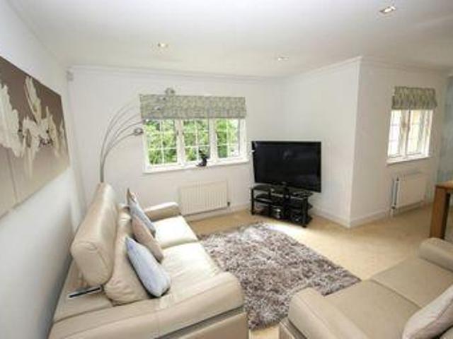 3 Bedrooms Flat for rent in Myreside View, Edinburgh EH14