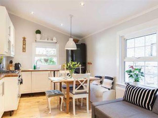 3 Bedrooms Flat for rent in Myrtle Road, London W3