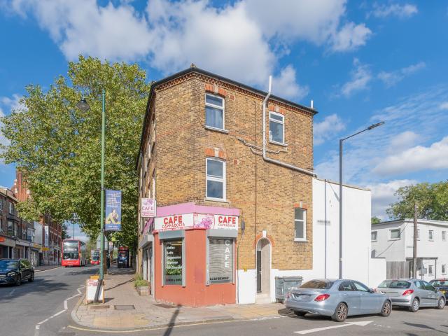 3 Bedrooms Flat for Rent in Norwood High Street, London, SE27 | Foxtons