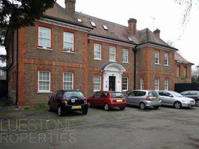 3 Bedrooms Flat for rent in North Drive, Tooting Bec SW16