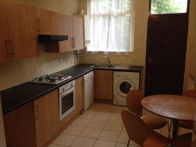 3 Bedrooms Flat for rent in North Hill Road, Headingley, Leeds LS6