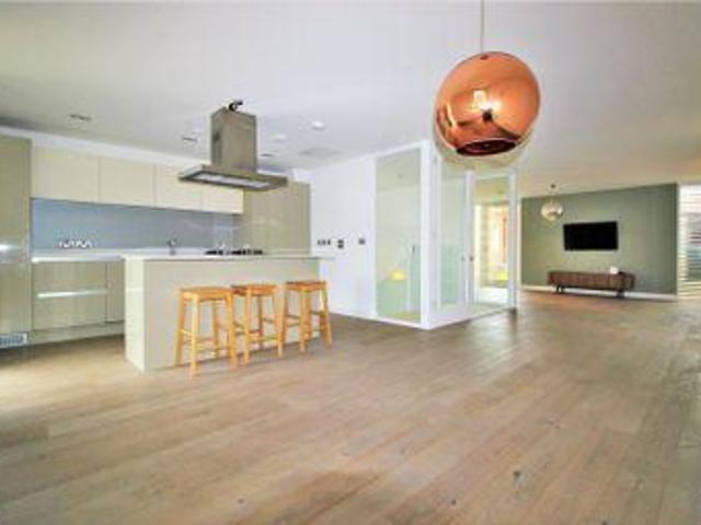 3 Bedrooms Flat for rent in Napoleon Lane, London SE18