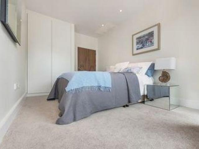 3 Bedrooms Flat for rent in New Park Road, London SW2