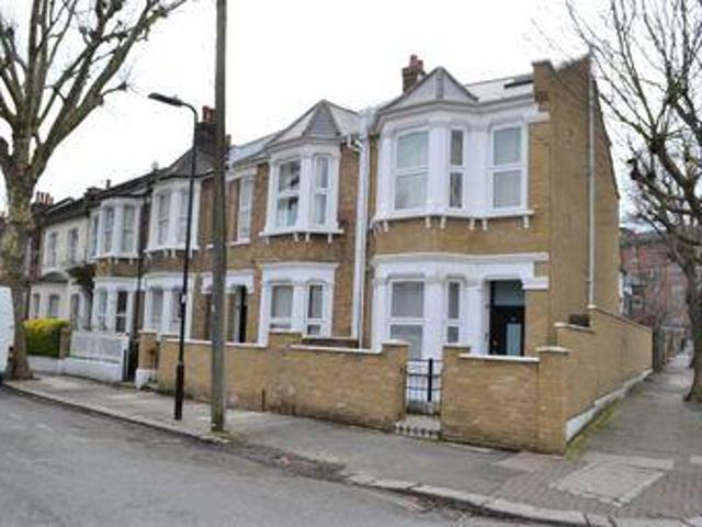 3 Bedrooms Flat for rent in Newton Avenue, South Acton, London W3