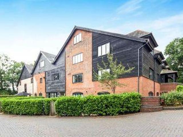 3 Bedrooms Flat for rent in Sotherington Lane, Alton GU34