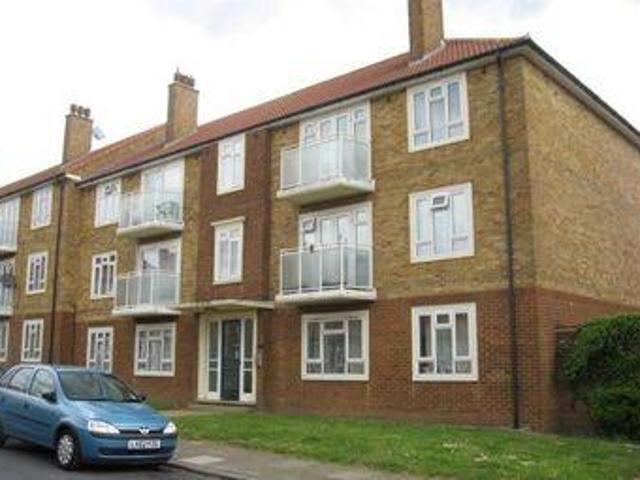 3 Bedrooms Flat for rent in Southend Close, London SE9