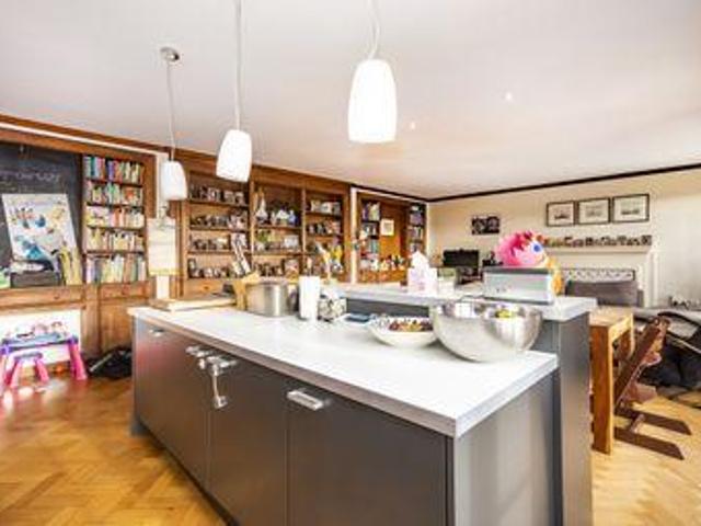 3 Bedrooms Flat for rent in Scott Avenue, London SW15