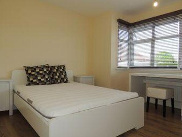 3 Bedrooms Flat for rent in Sevington Road, London NW4