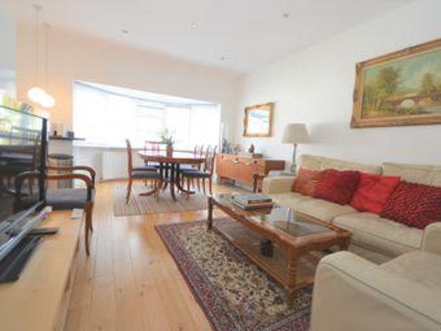 3 Bedrooms Flat for rent in Second Avenue, Acton, London W3