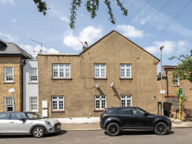 3 Bedrooms Flat for Rent in Sefton Street | Foxtons