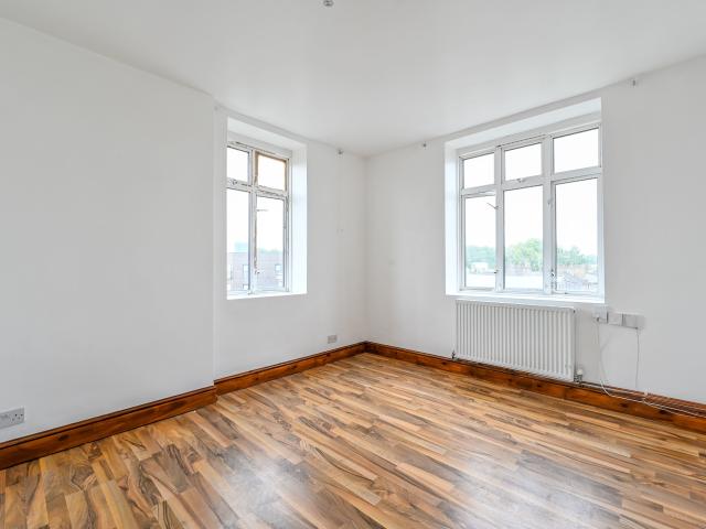 3 Bedrooms Flat for Rent in Shacklewell Lane | Foxtons