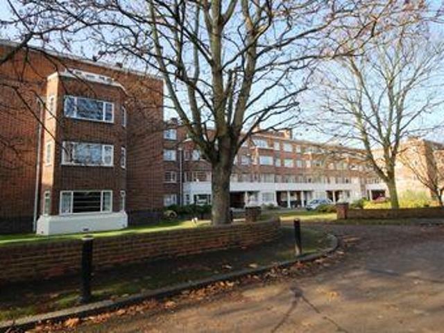3 Bedrooms Flat for rent in Sheen Court, Richmond TW10