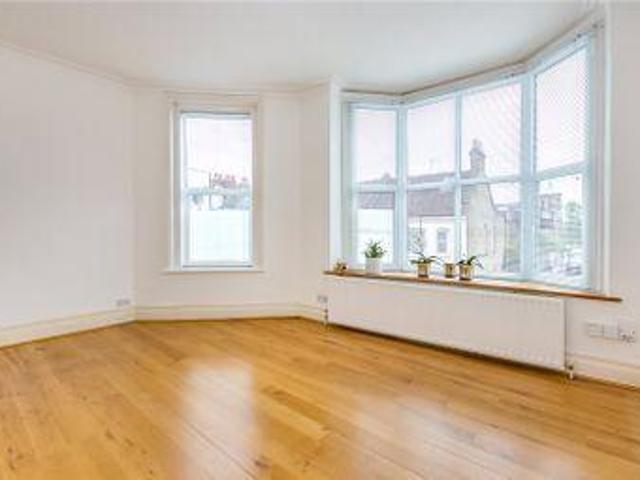 3 Bedrooms Flat for rent in Sheen Lane, London SW14