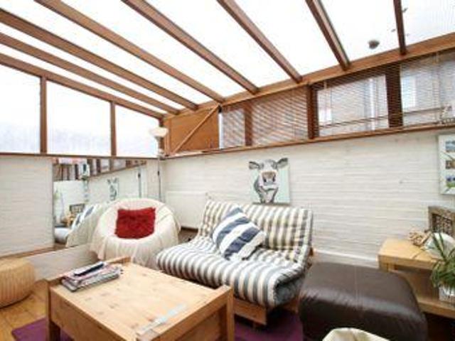 3 Bedrooms Flat for rent in Shrubbery Road, London SW16