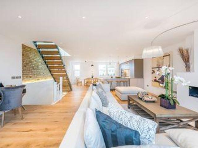 3 Bedrooms Flat for rent in Sinclair Road, Olympia W14