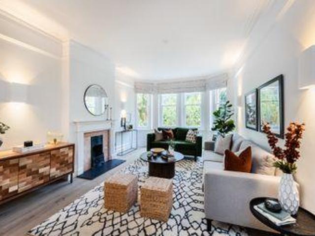 3 Bedrooms Flat for rent in St Georges Court, Gloucester Road, South Kensington, London SW7