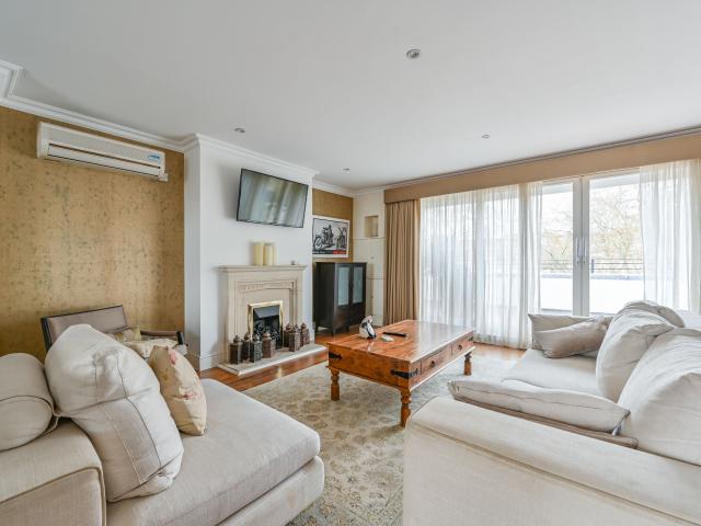 3 Bedrooms Flat for Rent in St Georges Square | Foxtons