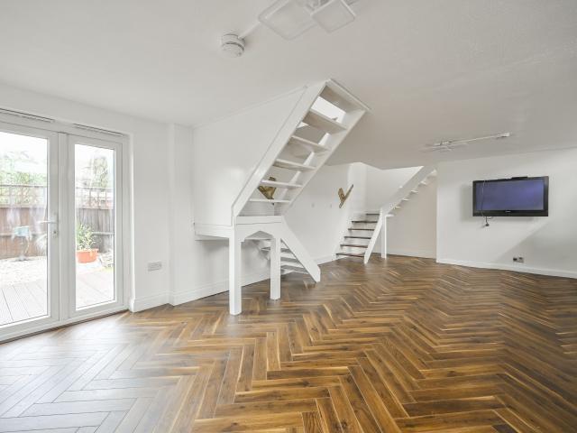 3 Bedrooms Flat for Rent in St Johns Road | Foxtons