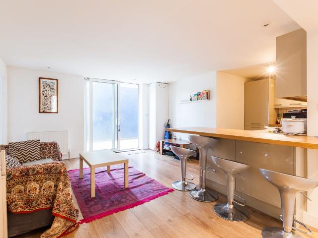 3 Bedrooms Flat for Rent in St Leonards Street | Foxtons
