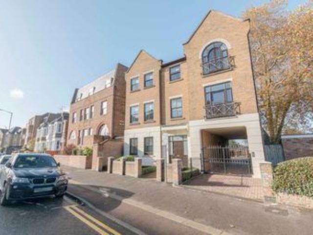3 Bedrooms Flat for rent in St. Leonards Road, Windsor SL4