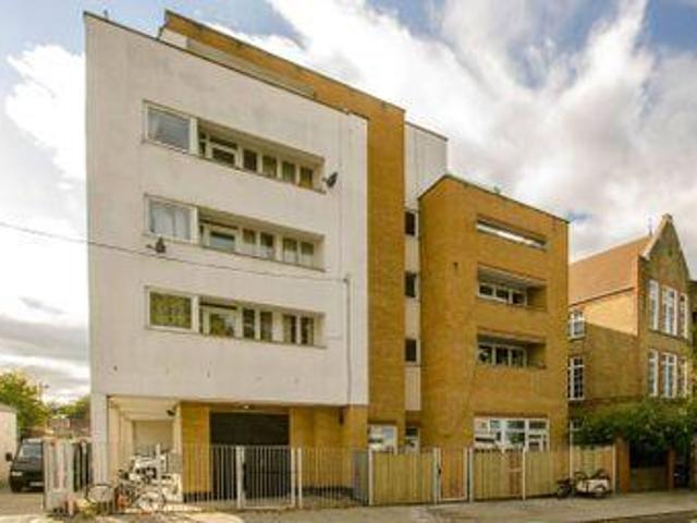 3 Bedrooms Flat for rent in St Rule Street, Battersea SW8