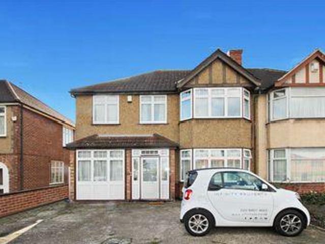 3 Bedrooms Flat for rent in Stag Lane, London NW9