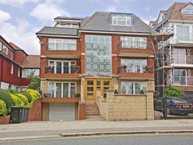 3 Bedrooms Flat for rent in Stanview Court, Queens Road, Hendon NW4