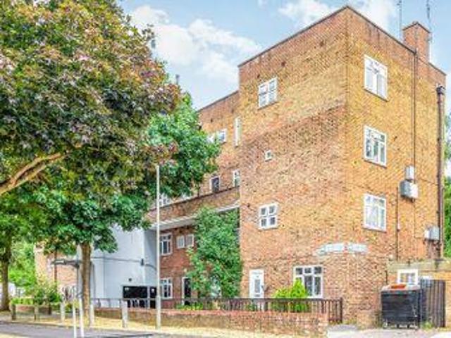 3 Bedrooms Flat for rent in Stroud Crescent, Roehampton SW15