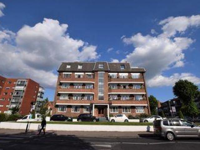 3 Bedrooms Flat for rent in Portsmouth Road, Surbiton KT6
