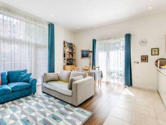 3 Bedrooms Flat for rent in Palmerston Road, South Acton, London W3