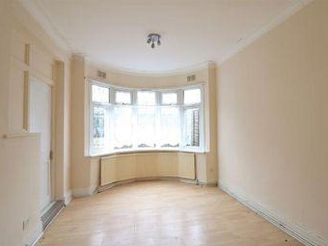 3 Bedrooms Flat for rent in Park Avenue, Barking IG11