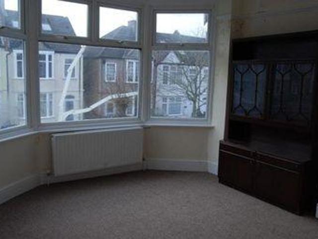 3 Bedrooms Flat for rent in Park Avenue Surrey, Mitcham, London, London CR4
