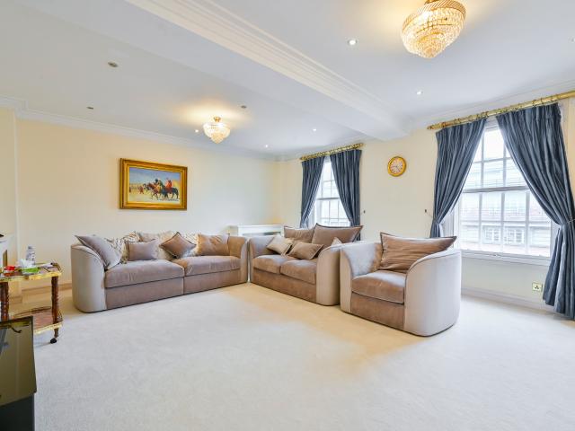 3 Bedrooms Flat for Rent in Park Street | Foxtons