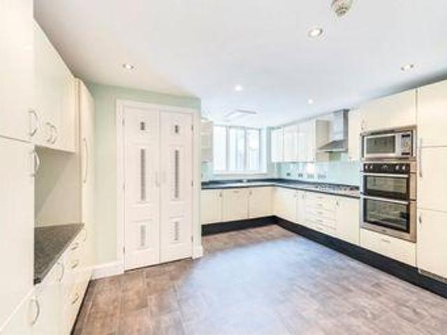 3 Bedrooms Flat for rent in Park Street, London W1K