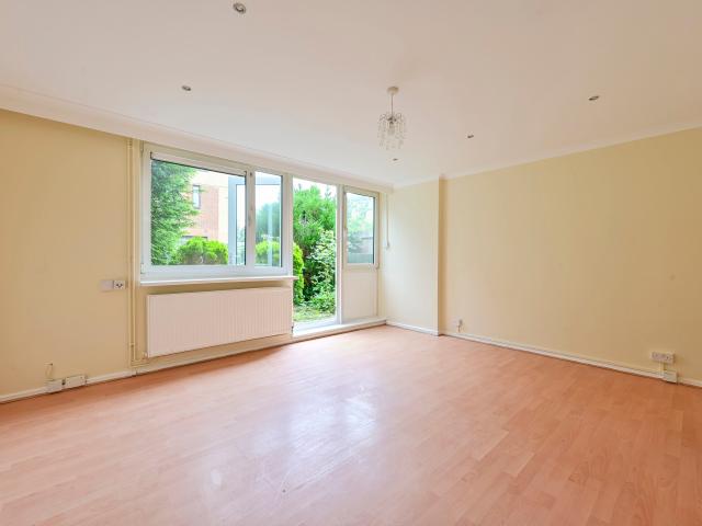 3 Bedrooms Flat for Rent in Petersfield Rise, | Foxtons