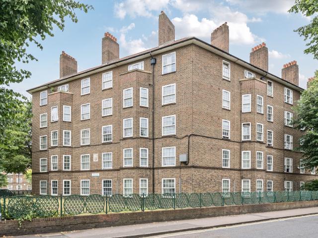 3 Bedrooms Flat for Rent in Peckham Park Road | Foxtons