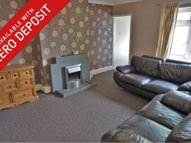 3 Bedrooms Flat for rent in Pendas Way, Leeds LS15