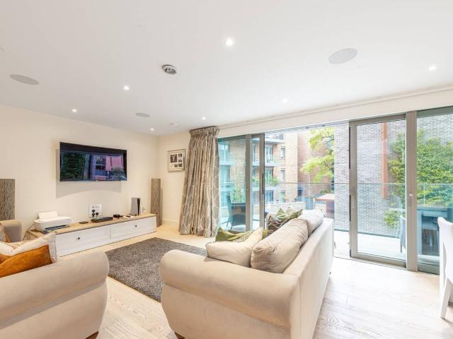 3 Bedrooms Flat for Rent in Penrose Gardens | Foxtons