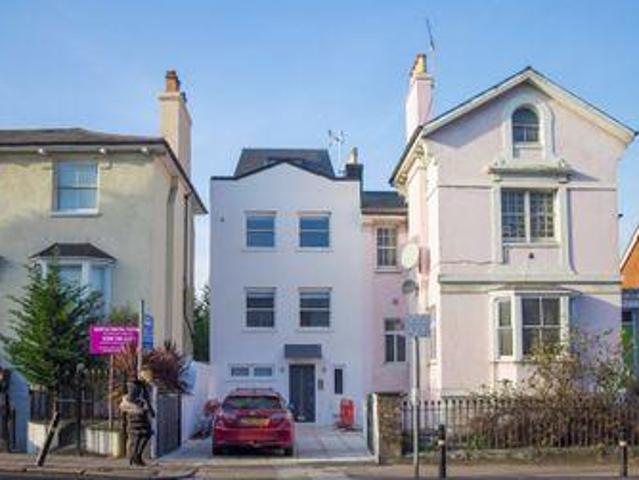3 Bedrooms Flat for rent in Putney Hill, Putney SW15