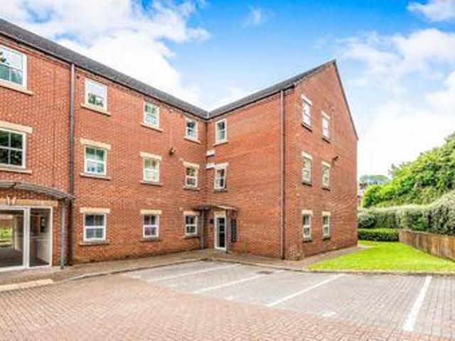 3 Bedrooms Flat for rent in Pullman Court, Morley, Leeds LS27