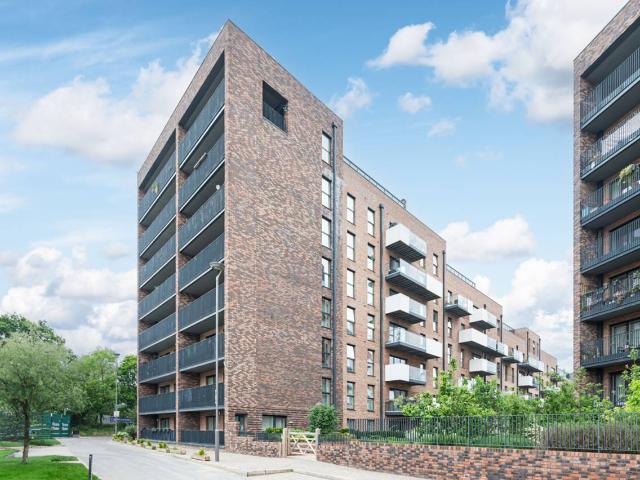 3 Bedrooms Flat for Rent in Purbeck Gardens | Foxtons