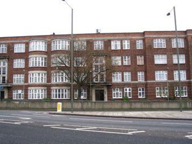 3 Bedrooms Flat for rent in Quadrant Close, Hendon, London NW4